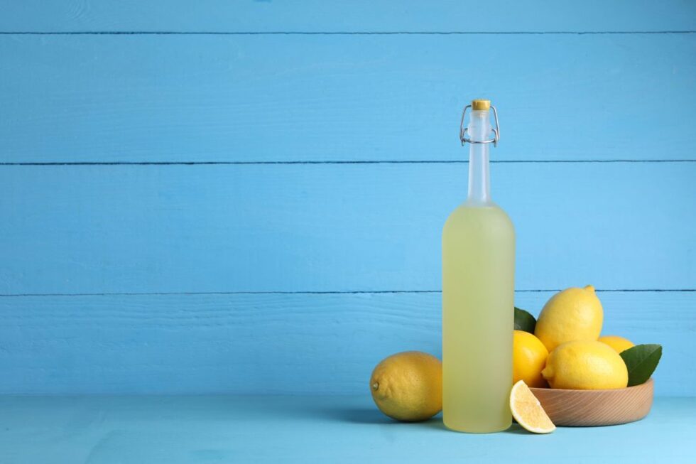 Så gör du din egen snaps till midsommar – 6 enkla recept - Metro Mode